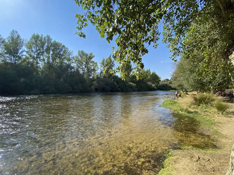 Descubre la encantadora Aldea del Fresno a orillas del río Alberche ...